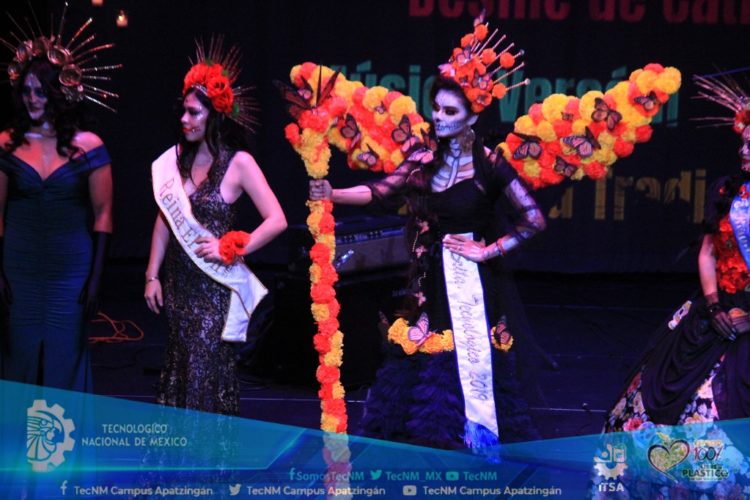 Este pasado lunes el Teatro Constitución de Apatzingán se llenó de arte ...